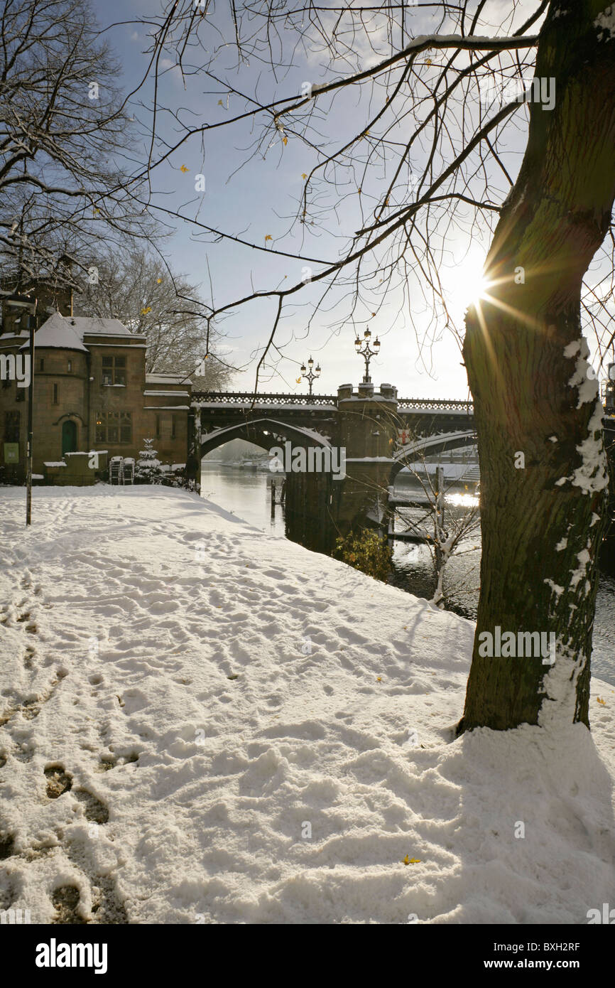 Skeldergate bridge over the River Ouse, York, England, in winter Stock ...