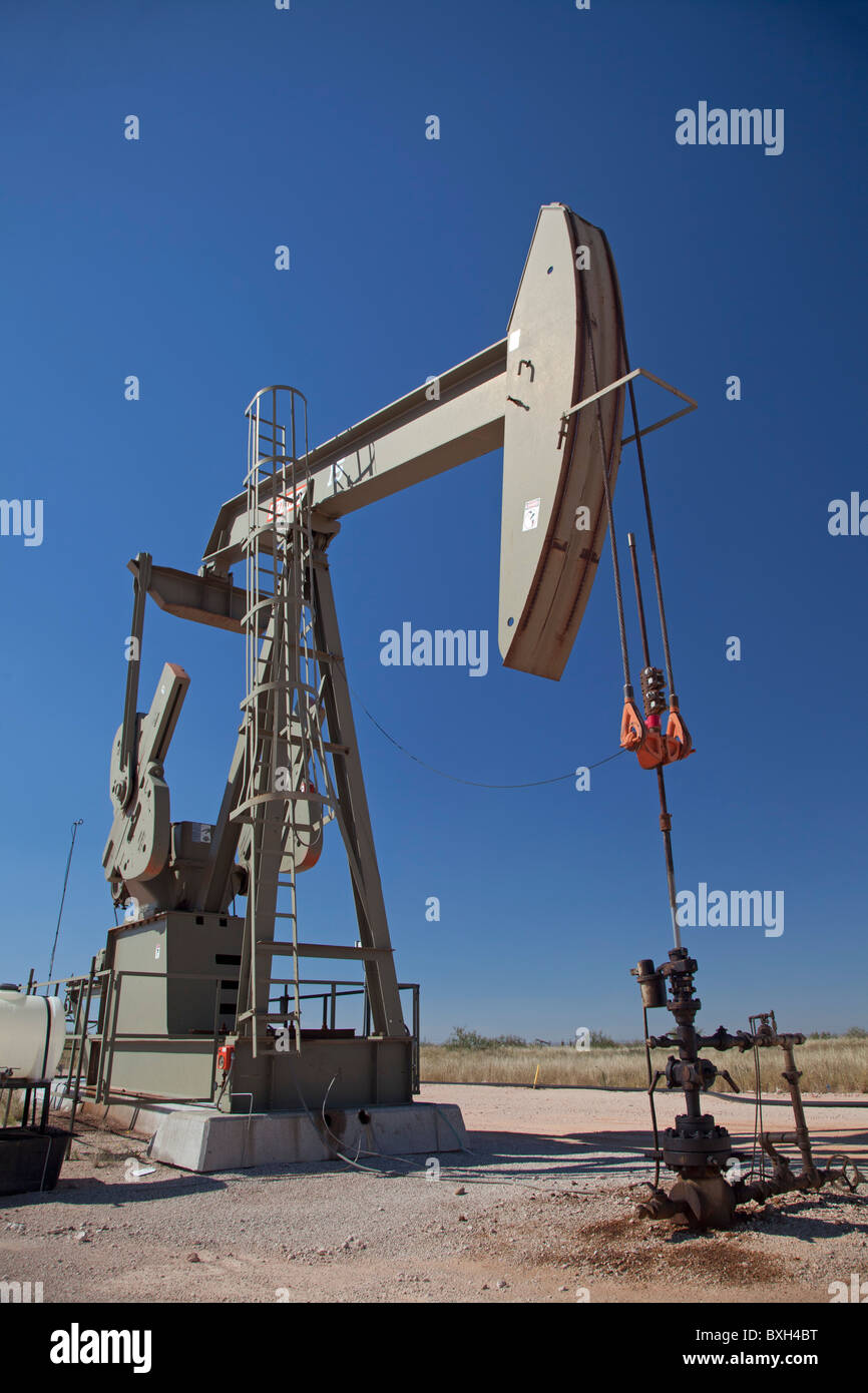 Oil well hi-res stock photography and images - Alamy