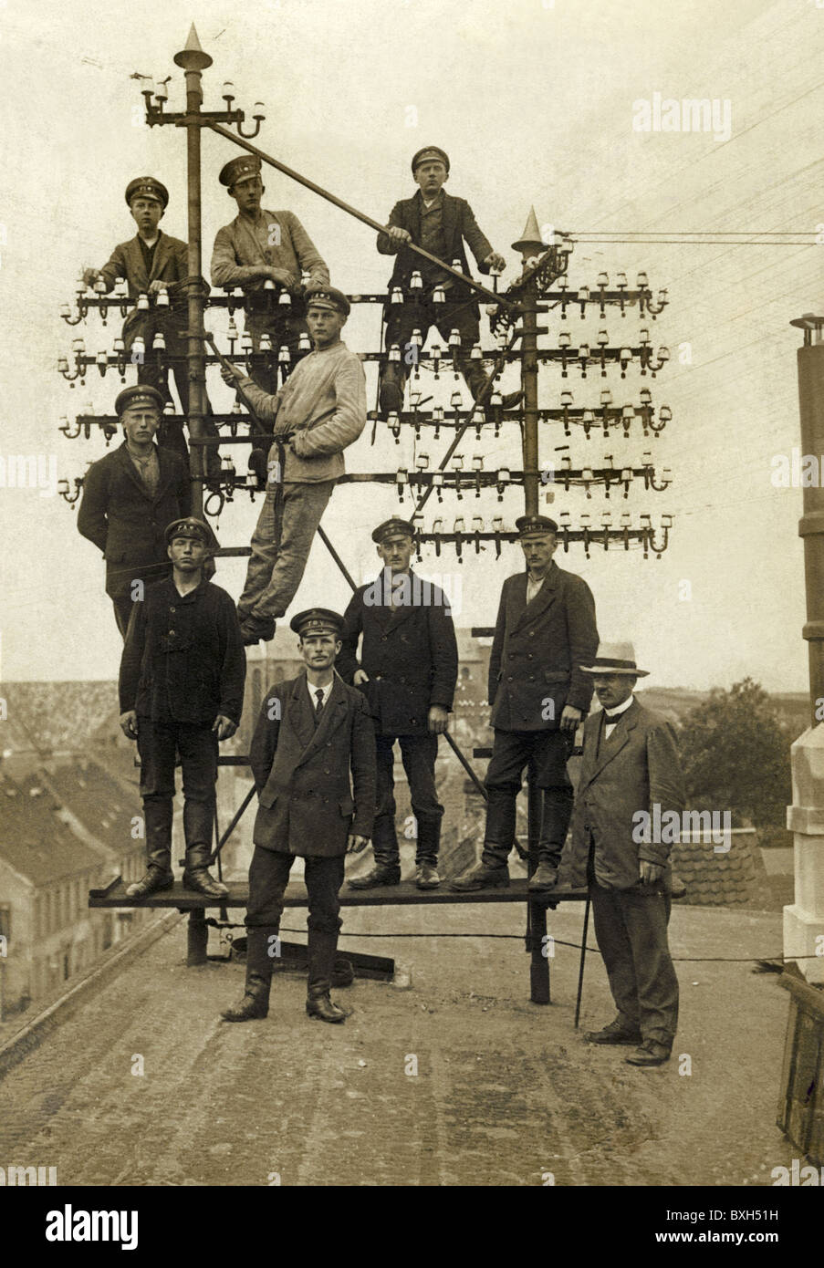 mail / post, telegraphy, worker with telegraph pole, under construction ...