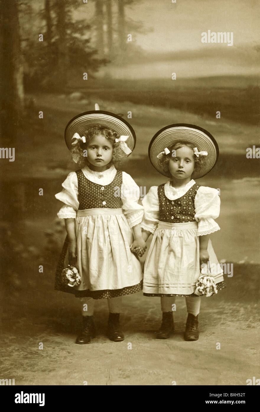 people, children, siblings, two girls, Munich, Germany, circa 1905 ...