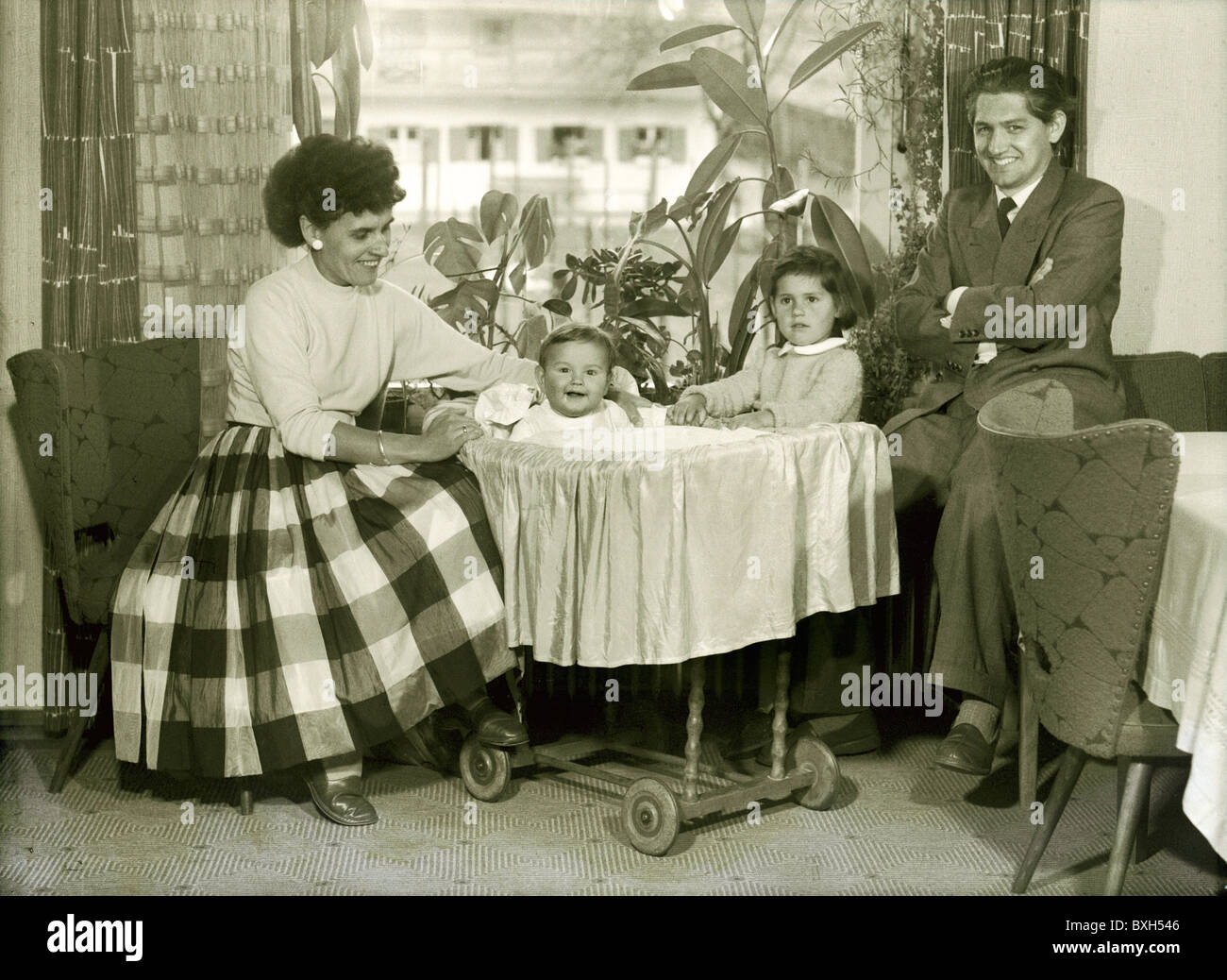 1950s parents hi-res stock photography and images - Alamy