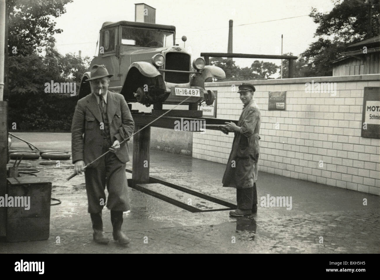 1920s car garage hi-res stock photography and images - Alamy
