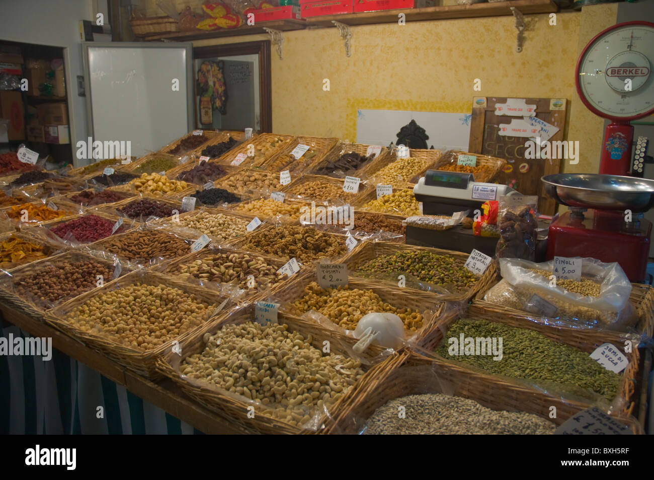 Nuts stall hi-res stock photography and images - Alamy