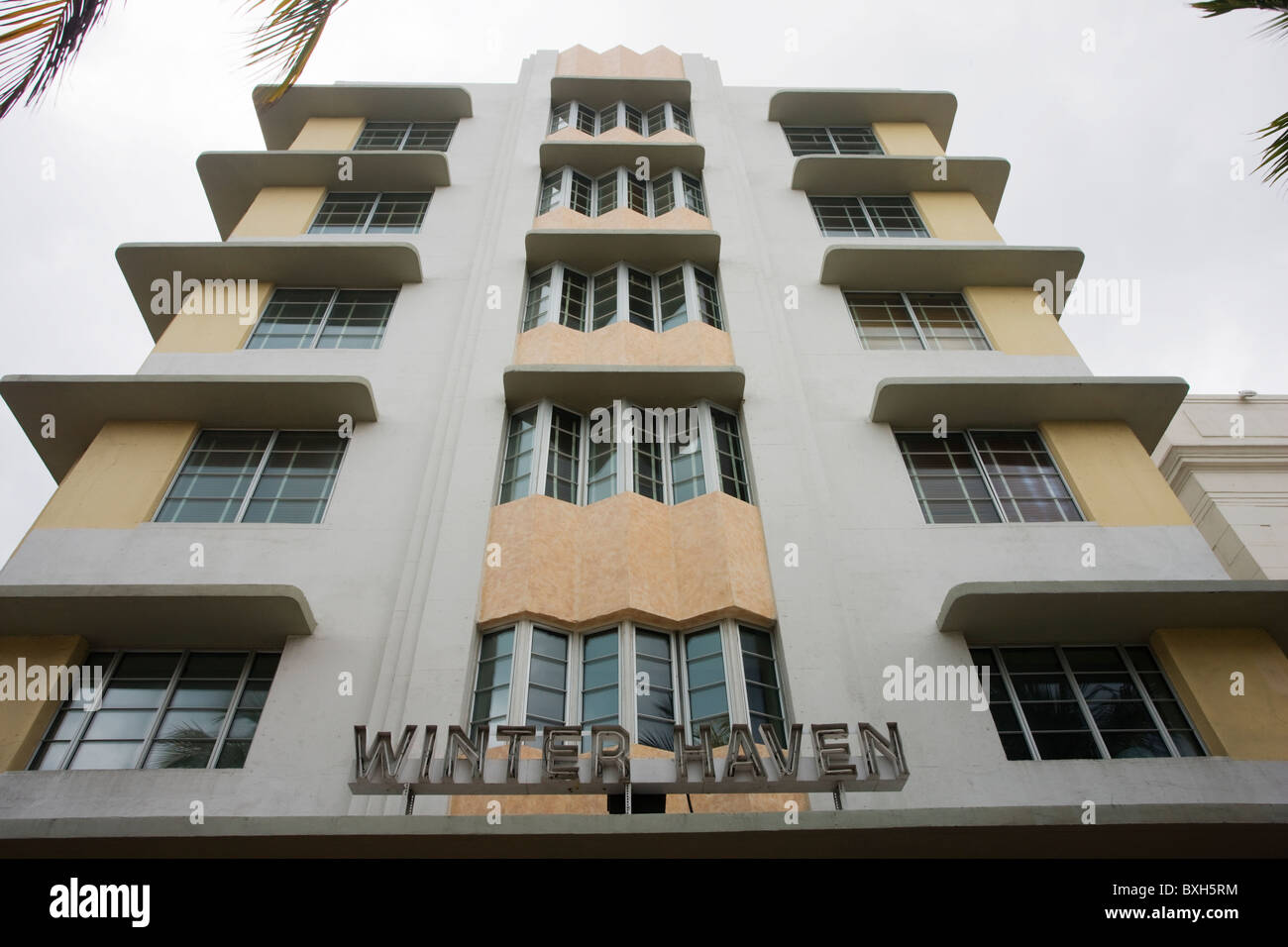 Beachfront in miami beach tourist hi-res stock photography and images ...