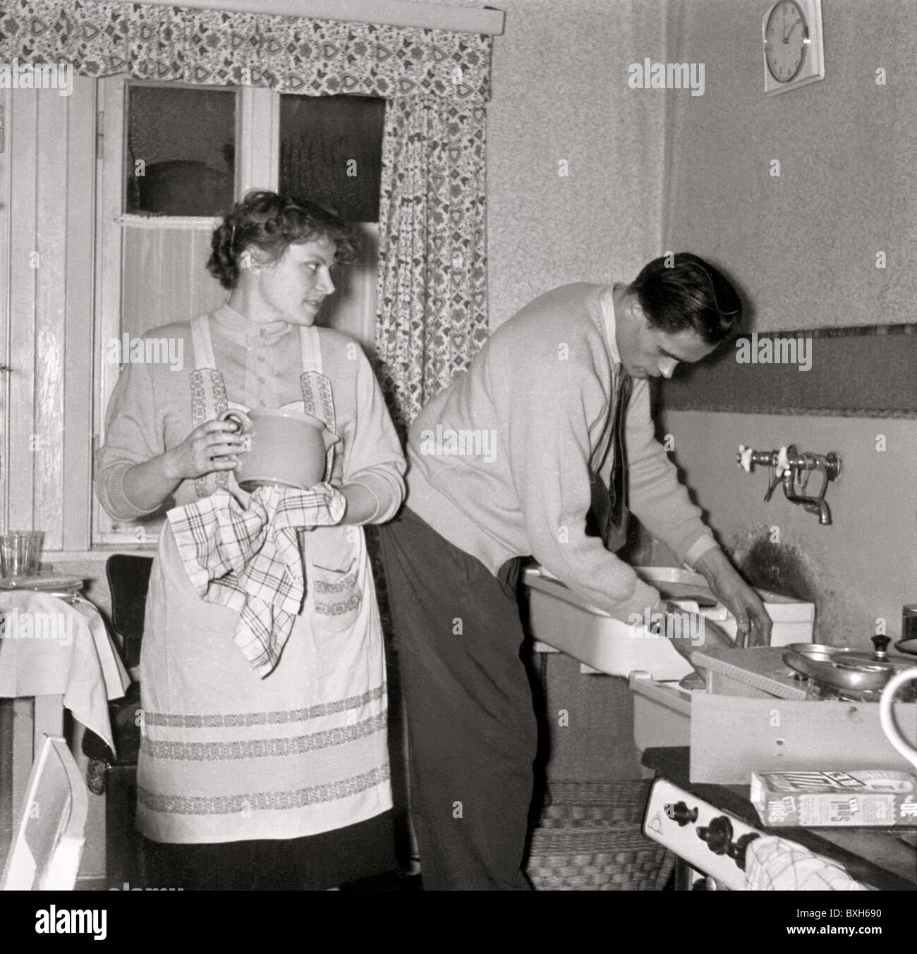 people, couple, household, married couple during housework, Berlin ...