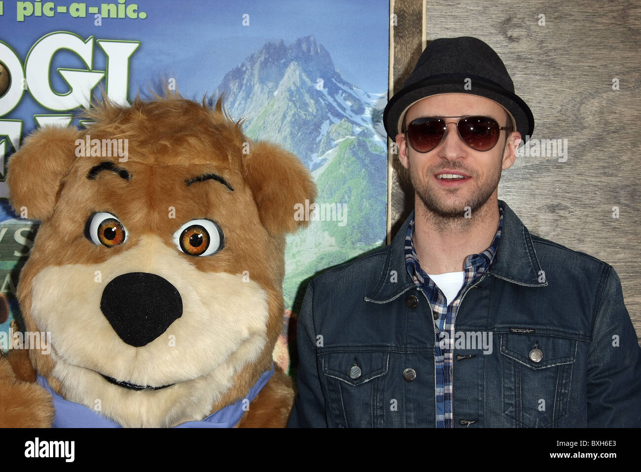 Yogi bear and boo boo hi-res stock photography and images - Alamy