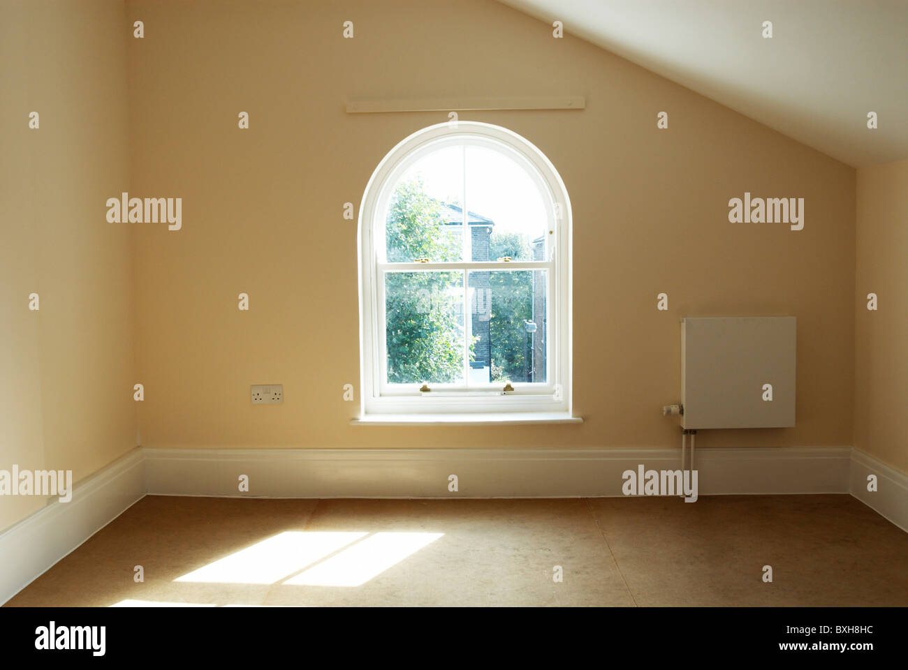 Empty room in Victorian house with double-glazed wooden sash windows ...