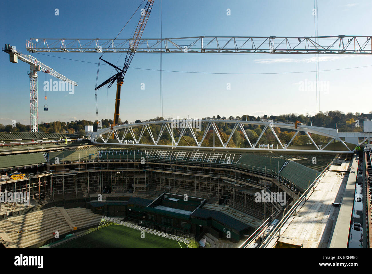 Roof trusses being fixed on to roof of Centre Court All England Lawn ...
