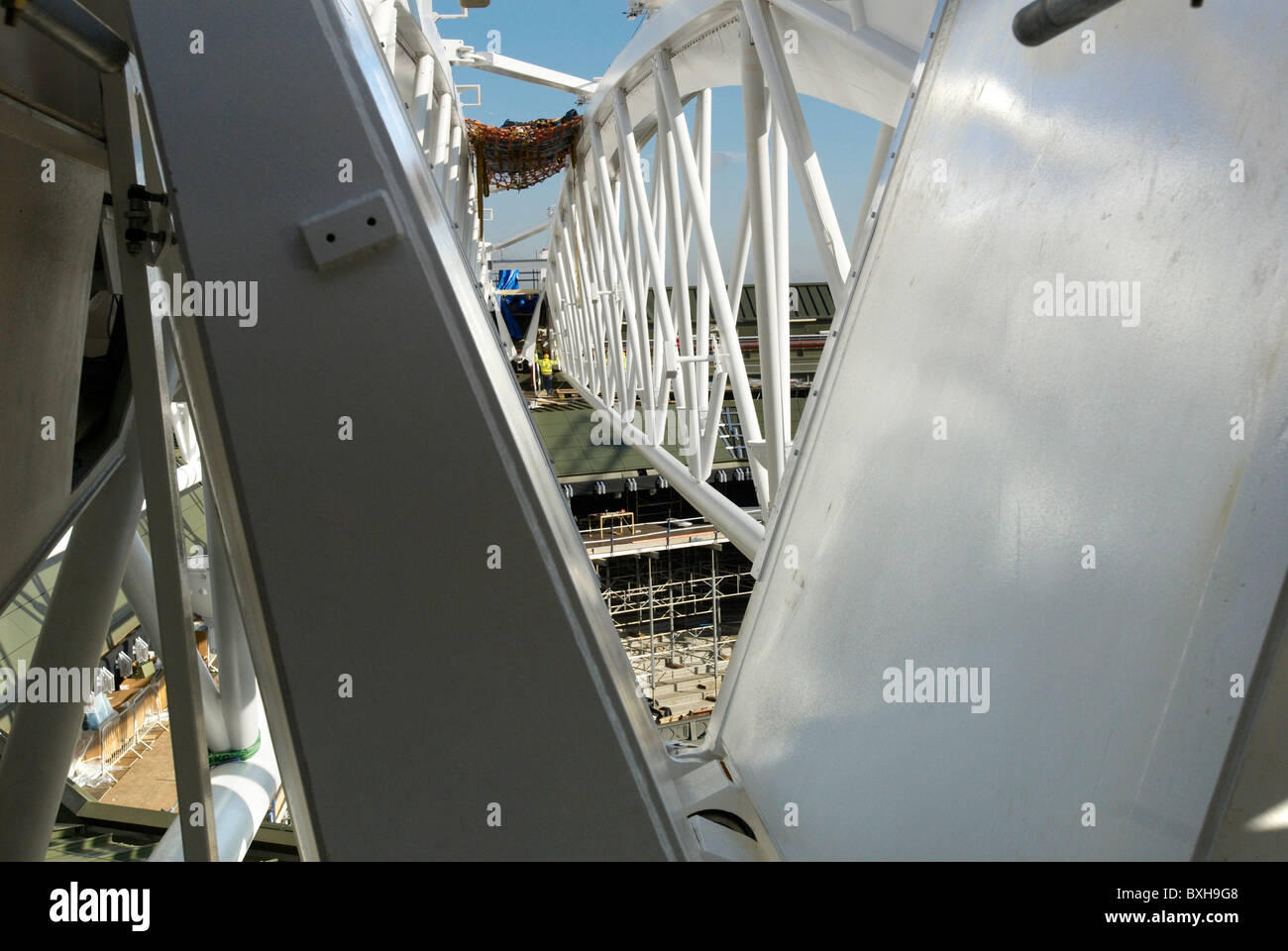 New roof trusses for new retractable roof of Centre Court All England ...