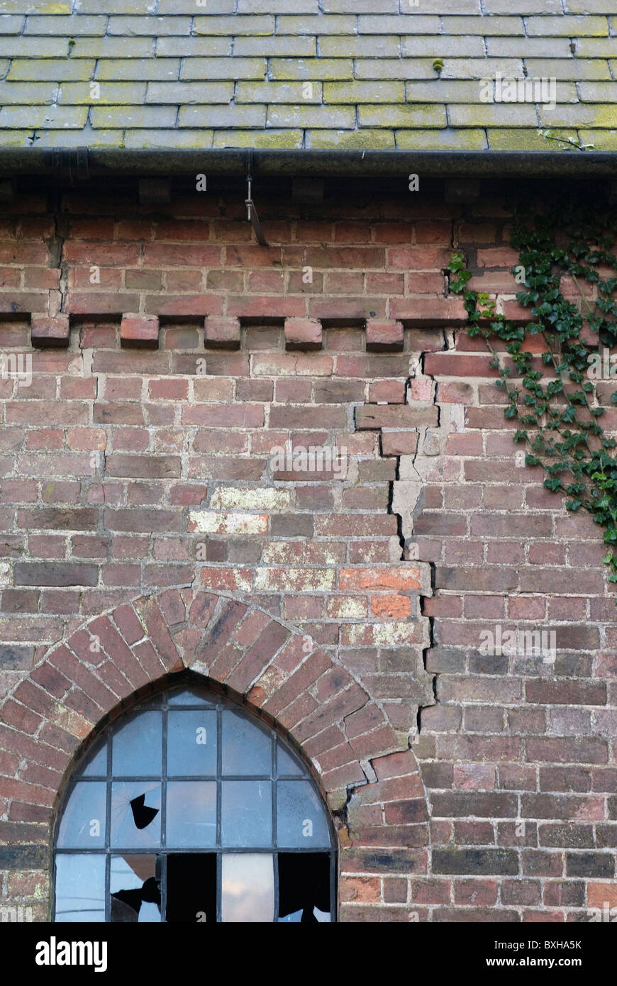 Building in disrepair hi-res stock photography and images - Alamy