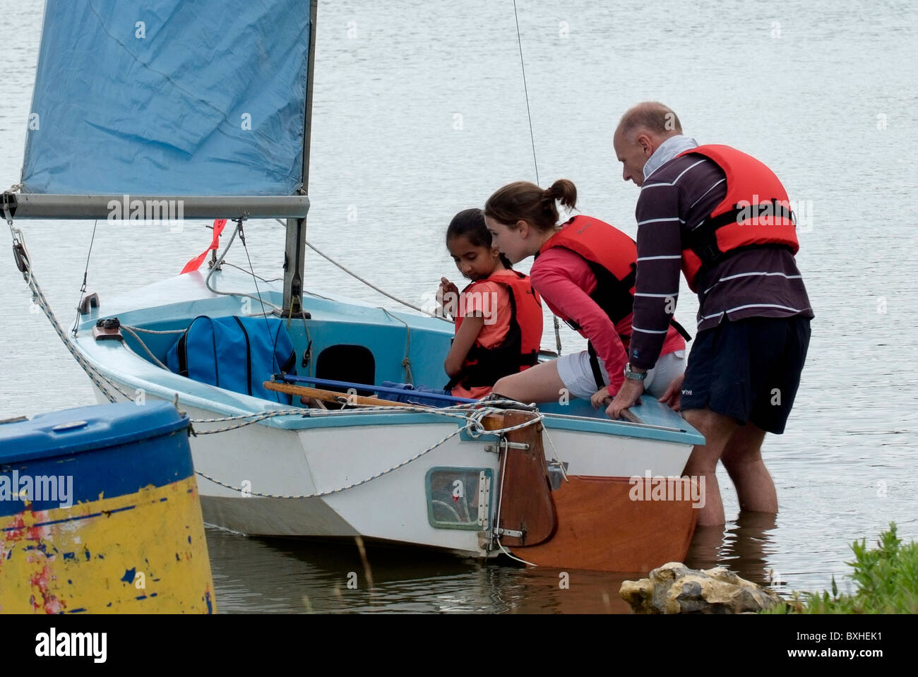 Dinghy sailing family hi-res stock photography and images - Alamy