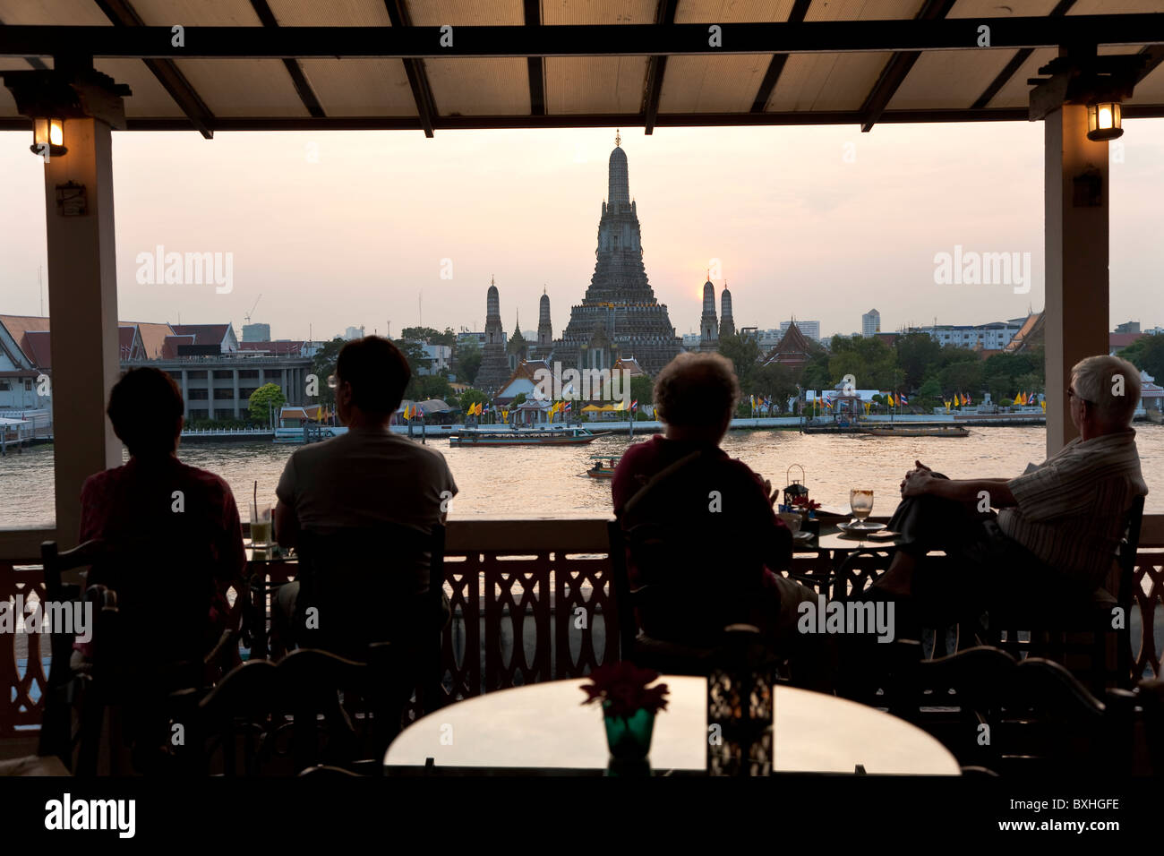 Cafe and bar with Temple of Dawn (Wat Arun) at sunset, Bangkok Thailand ...
