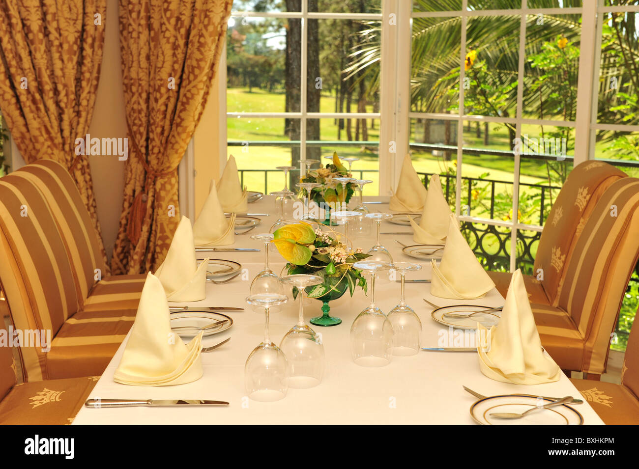 Classy restaurant table laid up for dinner Stock Photo - Alamy