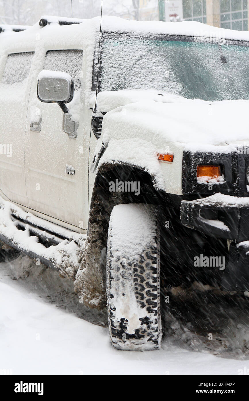 Snow cowered Hummer H3 Stock Photo - Alamy