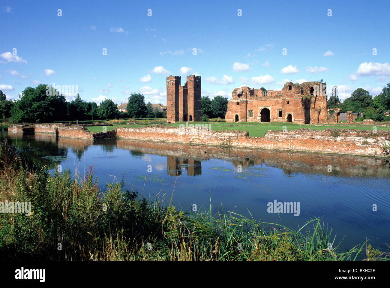 The keep keeps english medieval castles moat moats england uk hi-res ...
