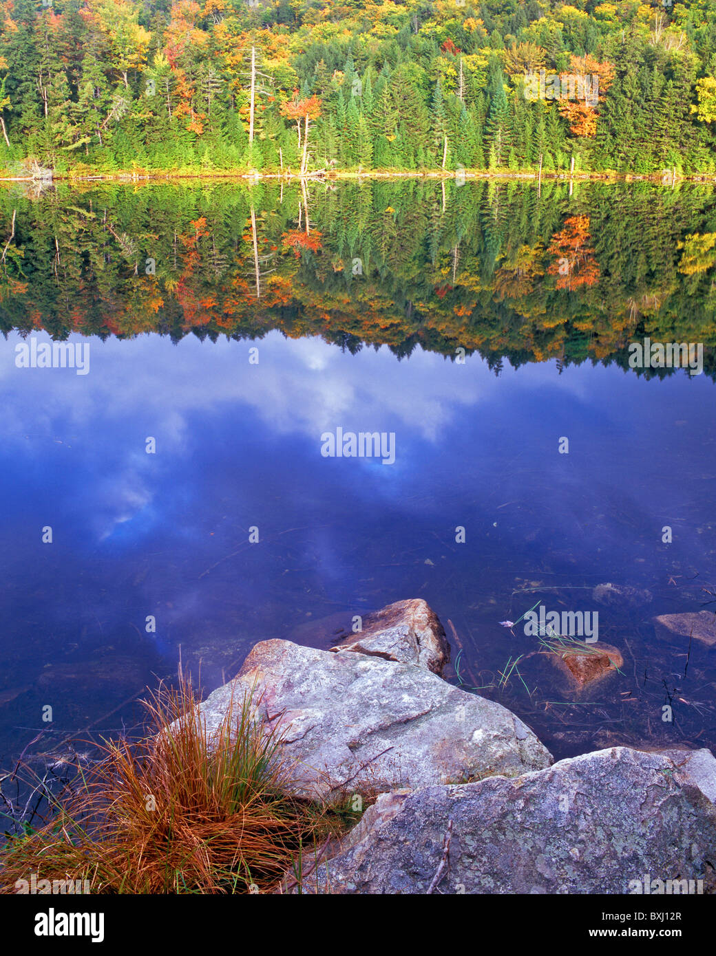 Pond reflecting boulder mountains hi-res stock photography and images ...