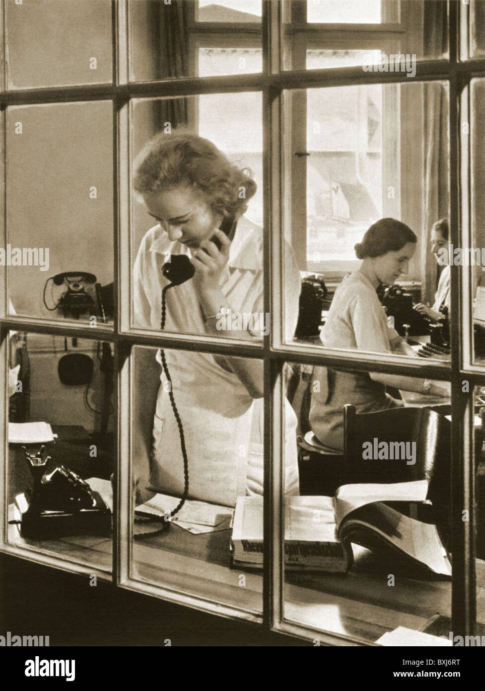 20th century office employees hi-res stock photography and images - Alamy