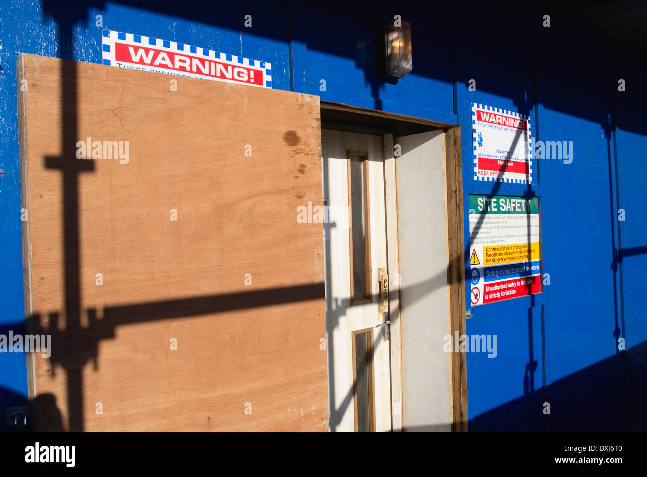 Scaffold warning sign hi-res stock photography and images - Alamy