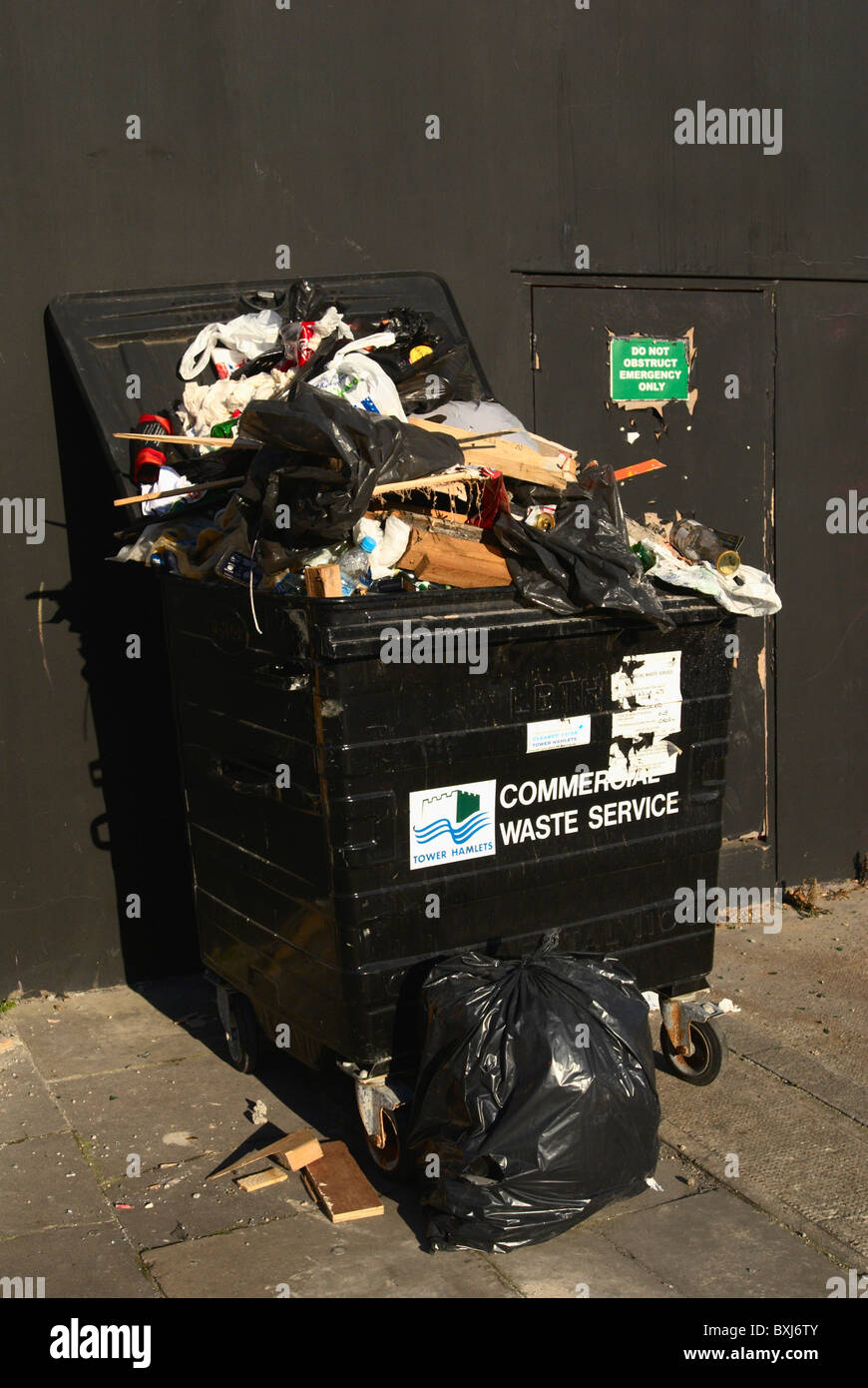 Refuse bin overflowing Stock Photo - Alamy