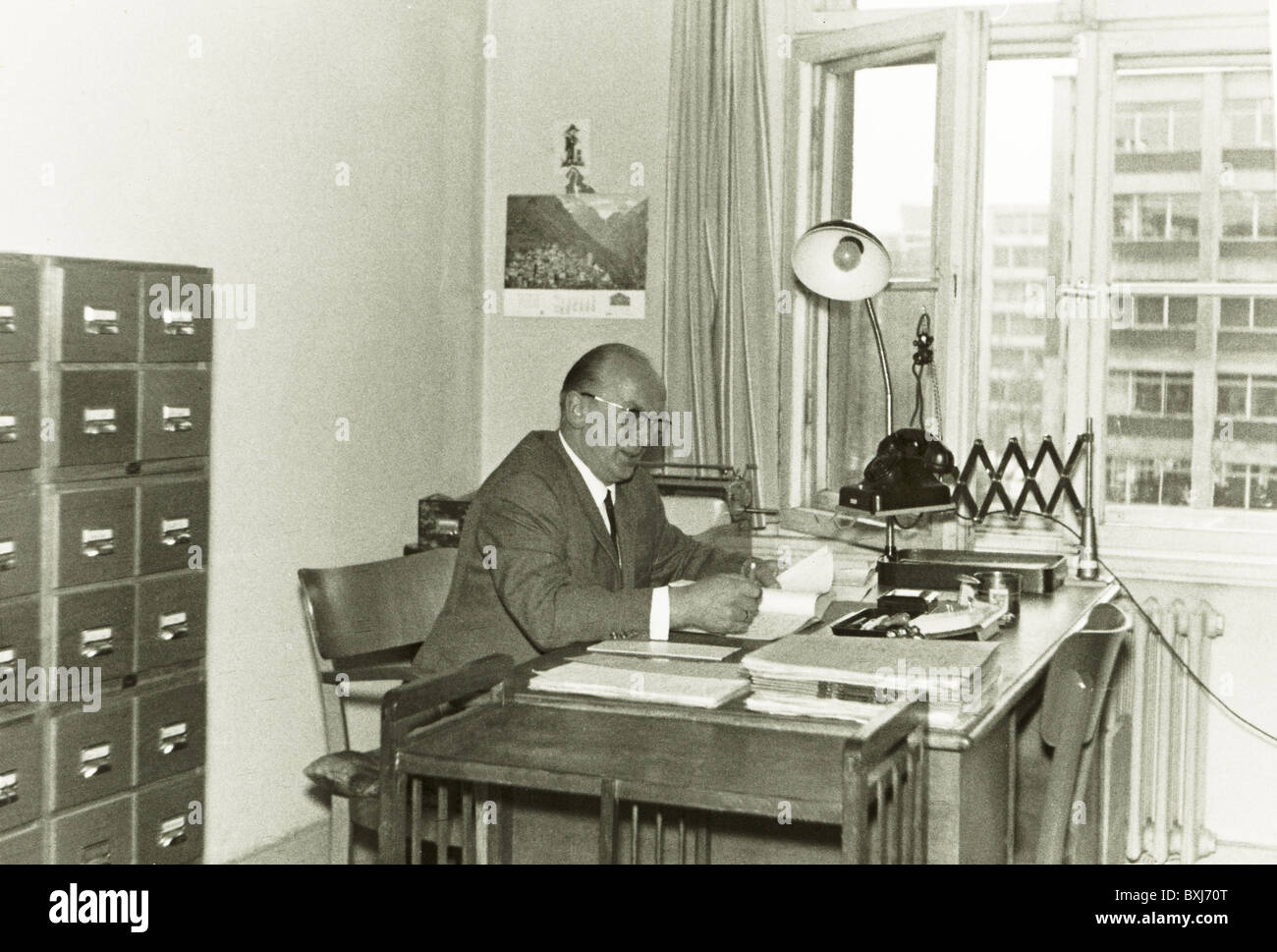 Man at desk 1960s hi-res stock photography and images - Alamy
