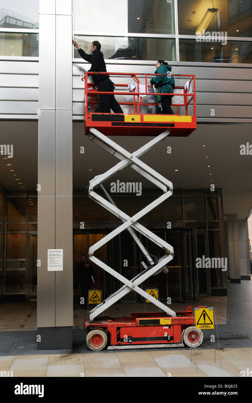 Scissor lift hi-res stock photography and images - Alamy