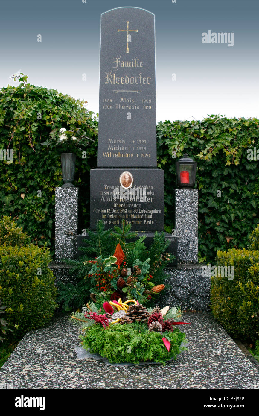 Women at the grave Stock Photo - Alamy