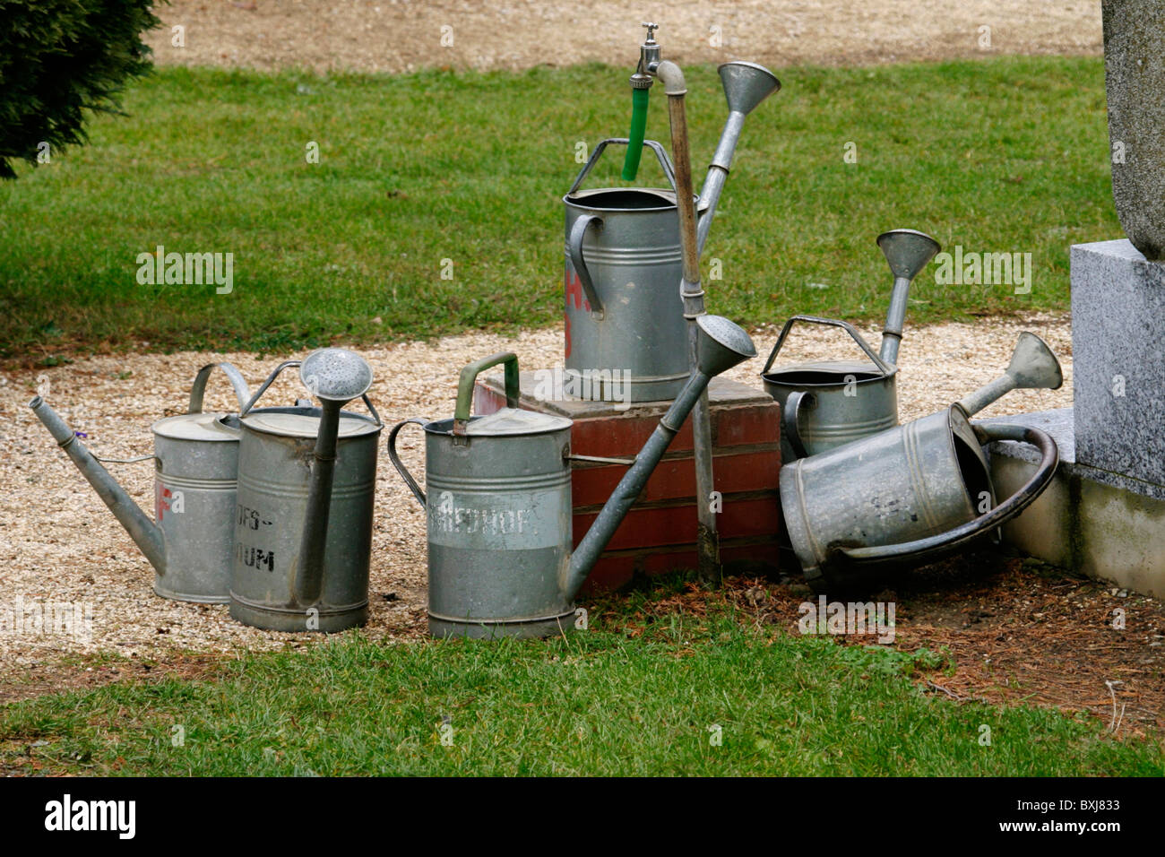 Women at the grave Stock Photo - Alamy