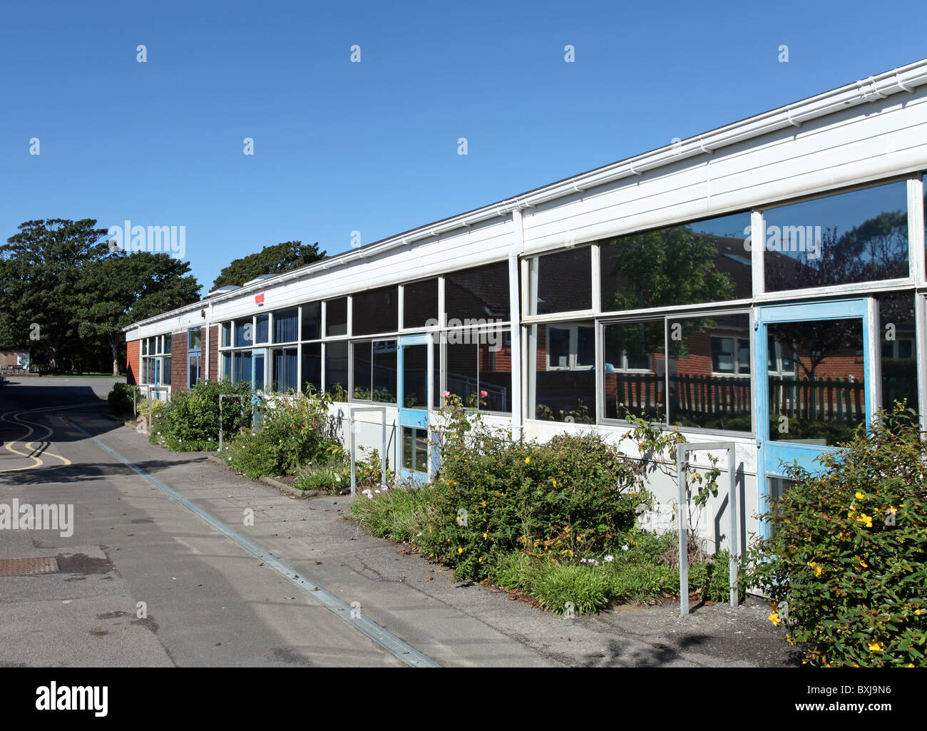 School building exterior hi-res stock photography and images - Alamy