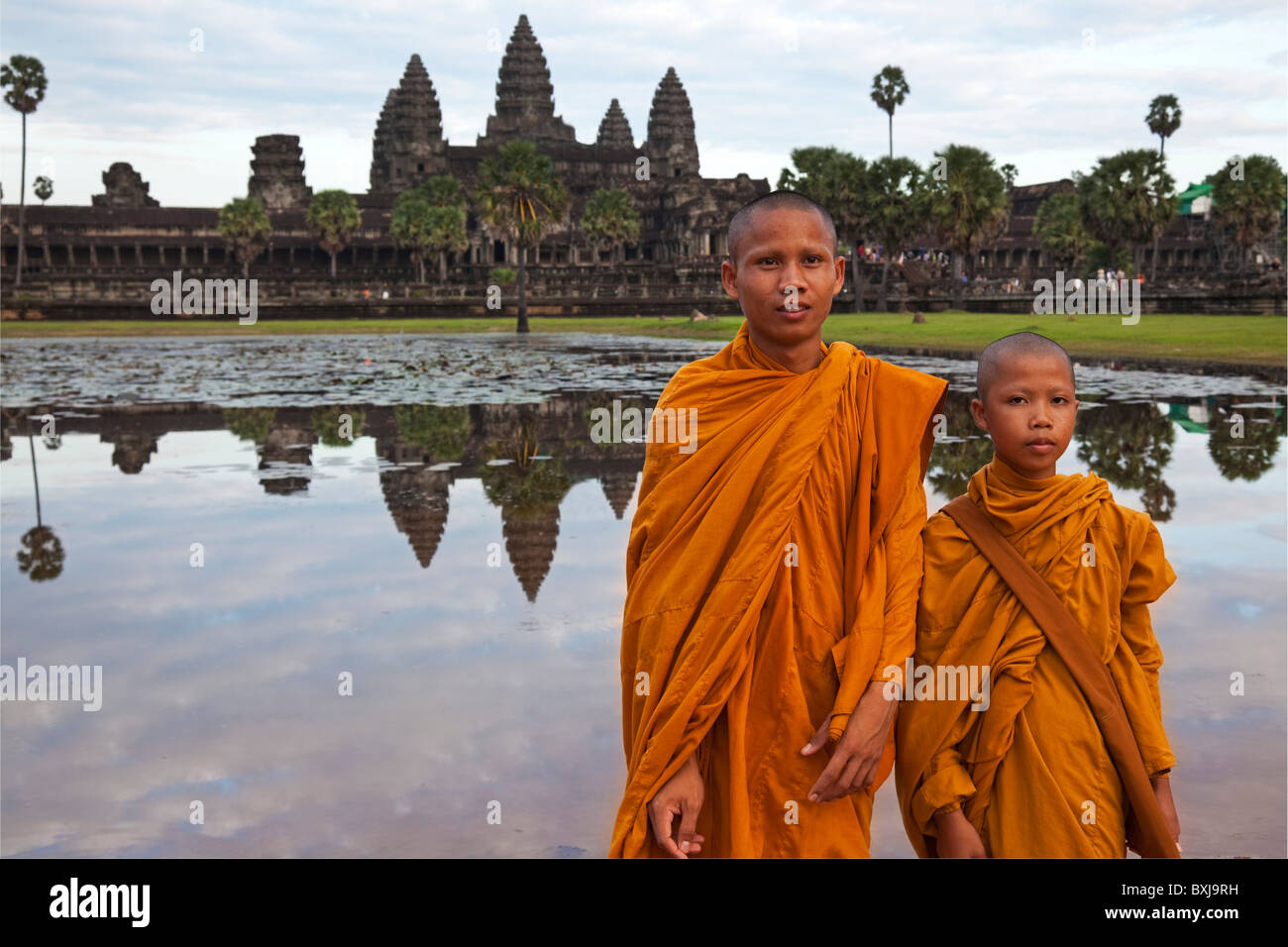 Angkor wat, cambodia monks hi-res stock photography and images - Alamy