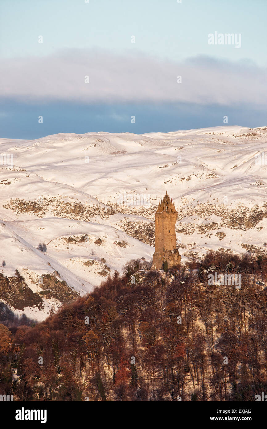 Wallace monument and stirling castle hi-res stock photography and ...