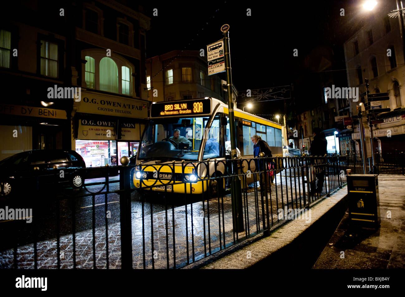 Uk night bus hi-res stock photography and images - Alamy