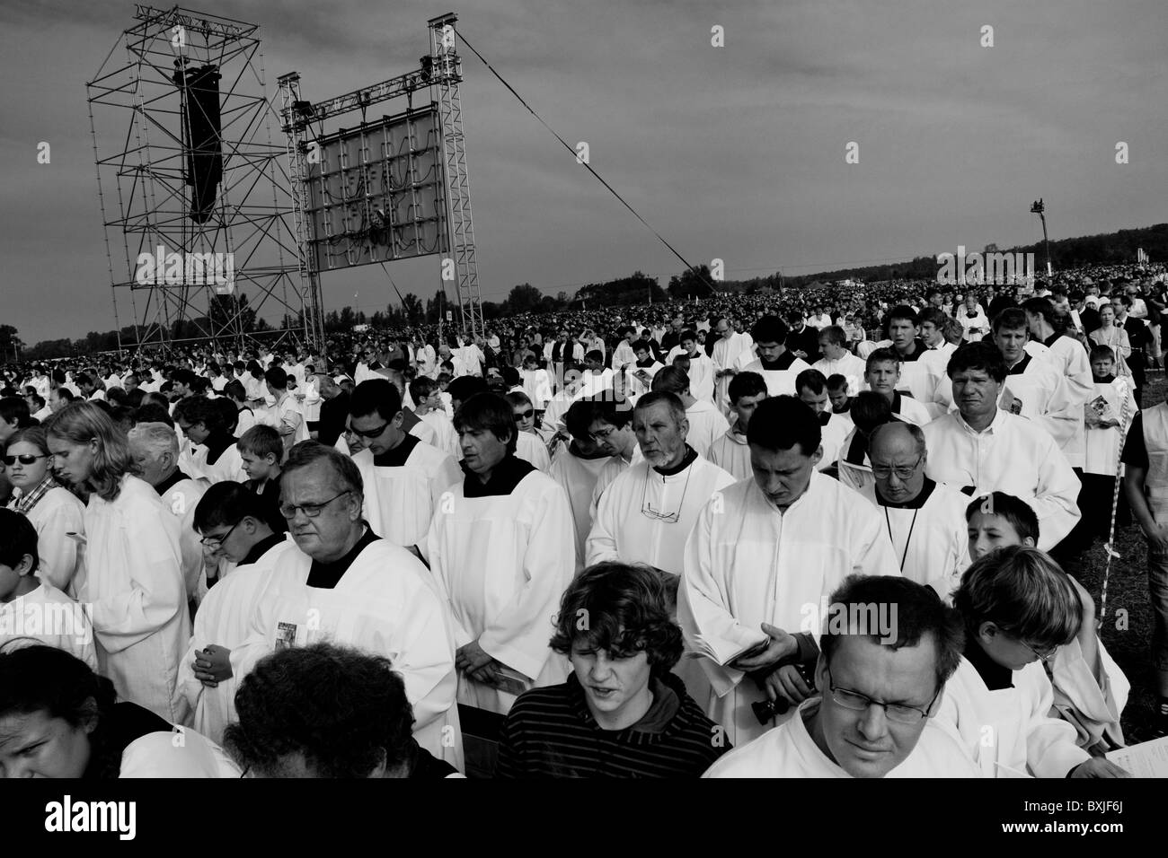 Catholic mass people praying hi-res stock photography and images - Alamy