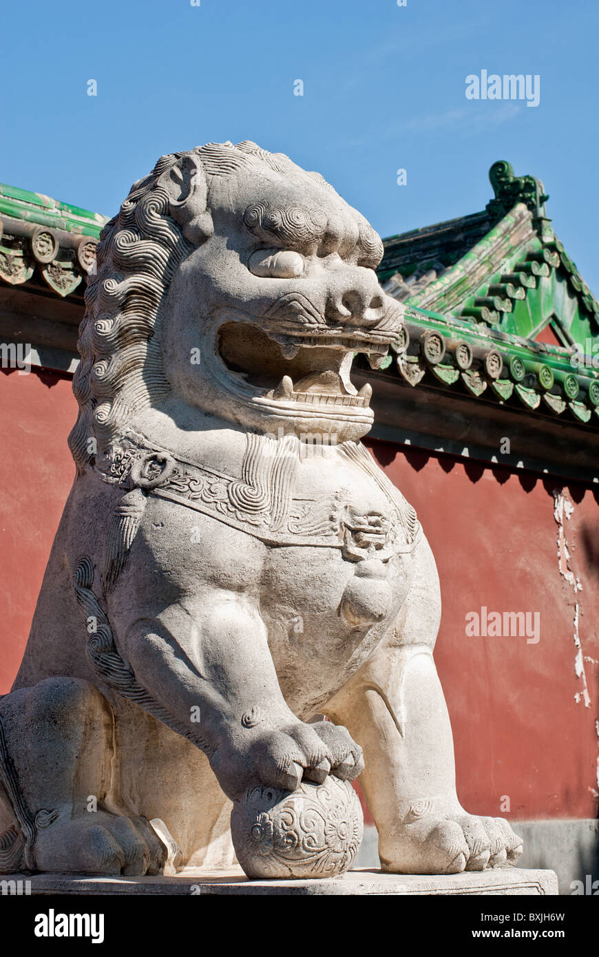 Gate guardian statue hi-res stock photography and images - Alamy