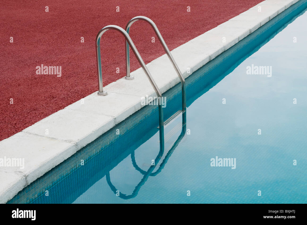 Ladder in swimmingpool Stock Photo - Alamy