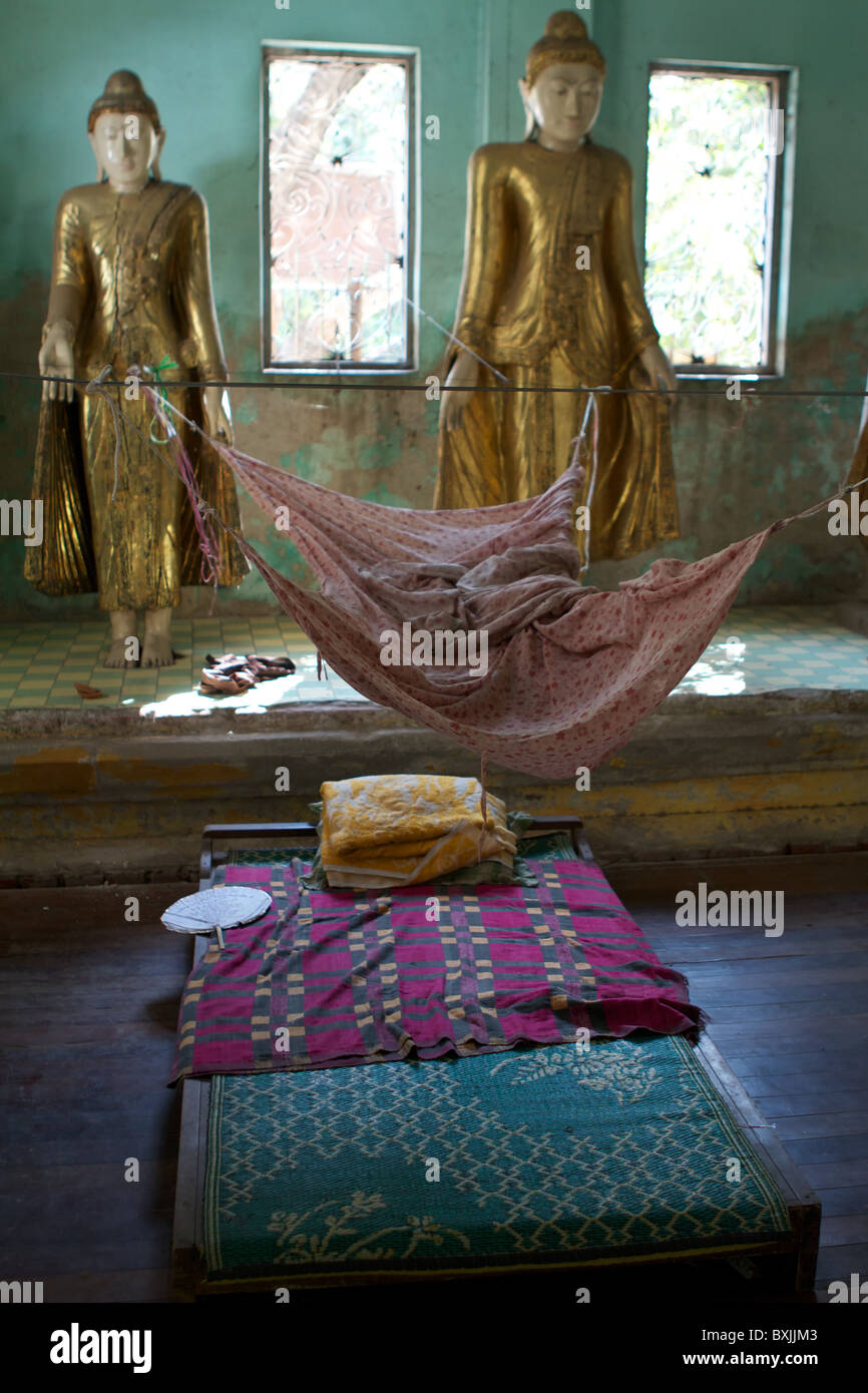 bed in the shwekyimyint paya Stock Photo - Alamy