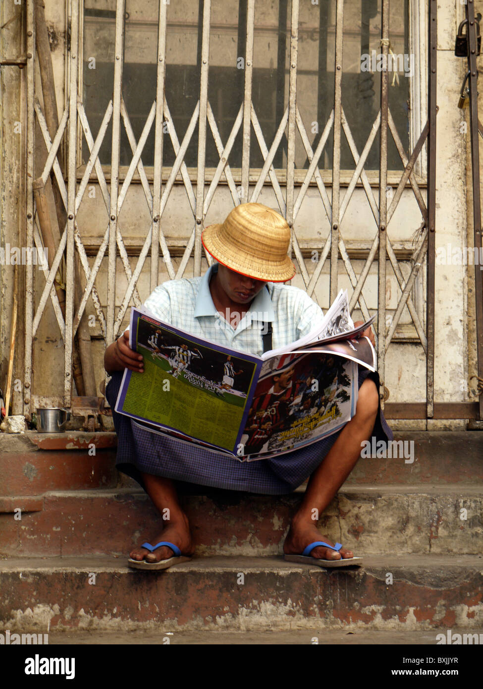 Sitting reading paper hi-res stock photography and images - Alamy