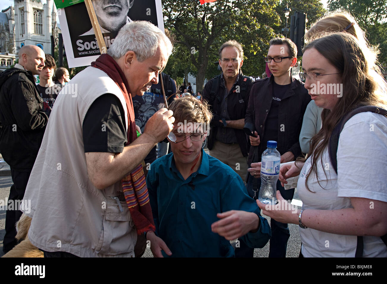 student hit over the head by police with baton Stock Photo - Alamy