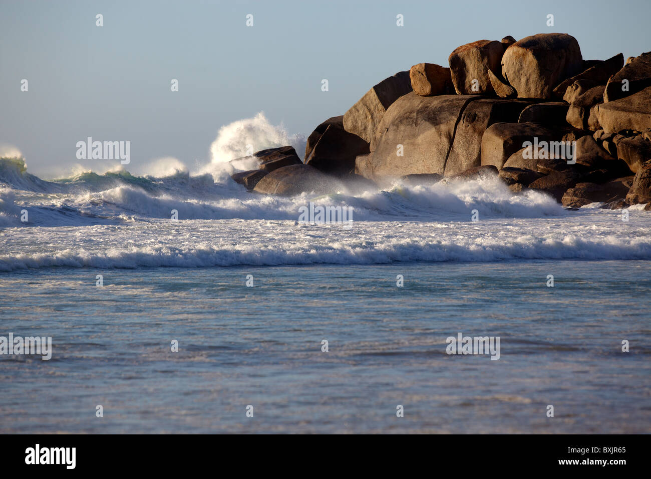 Waves over rocks hi-res stock photography and images - Alamy