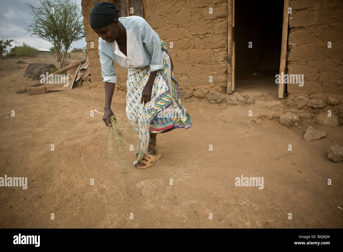 African woman sweeping hi-res stock photography and images - Alamy