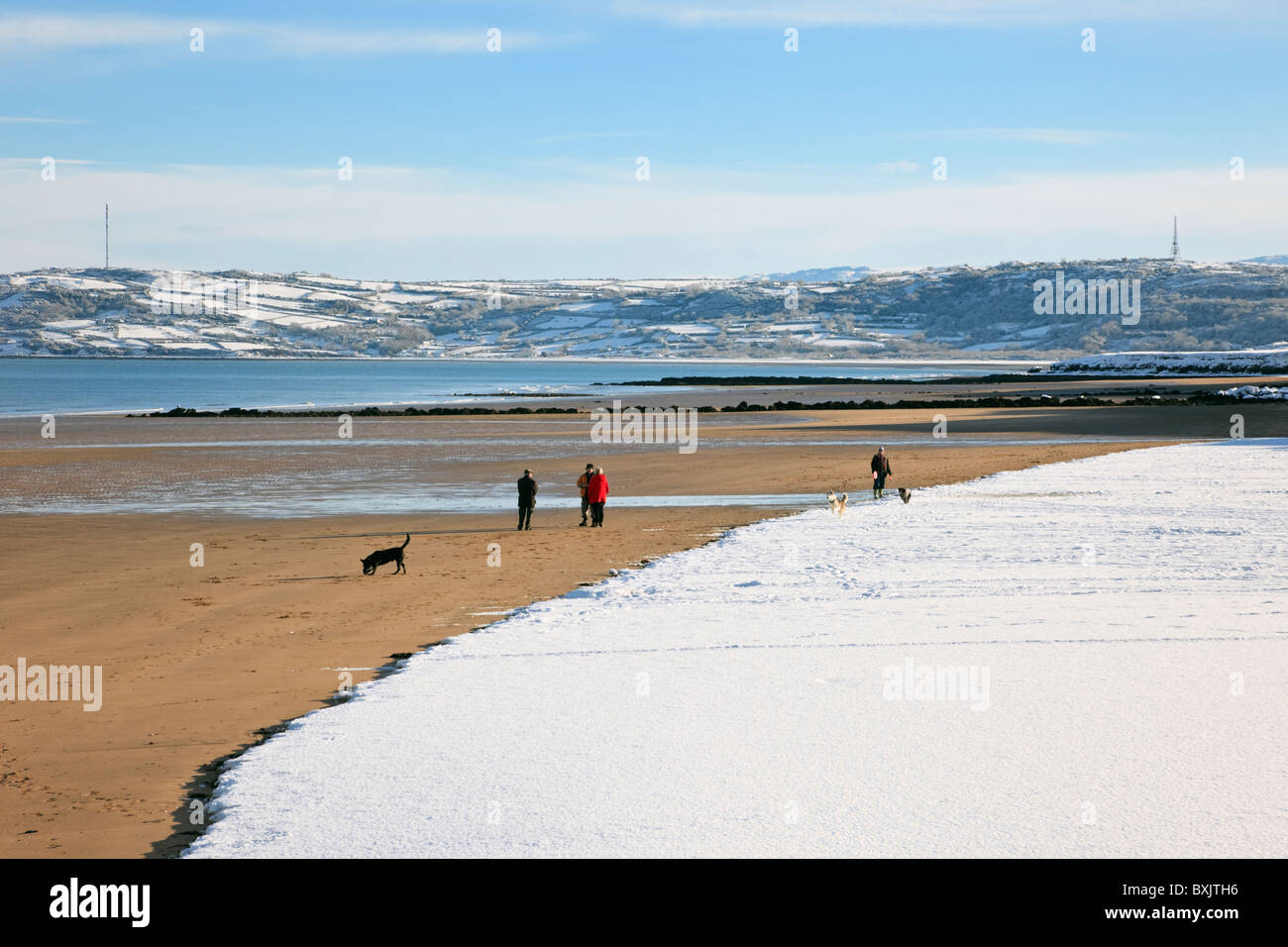 People walking on snowy beach hi-res stock photography and images - Alamy