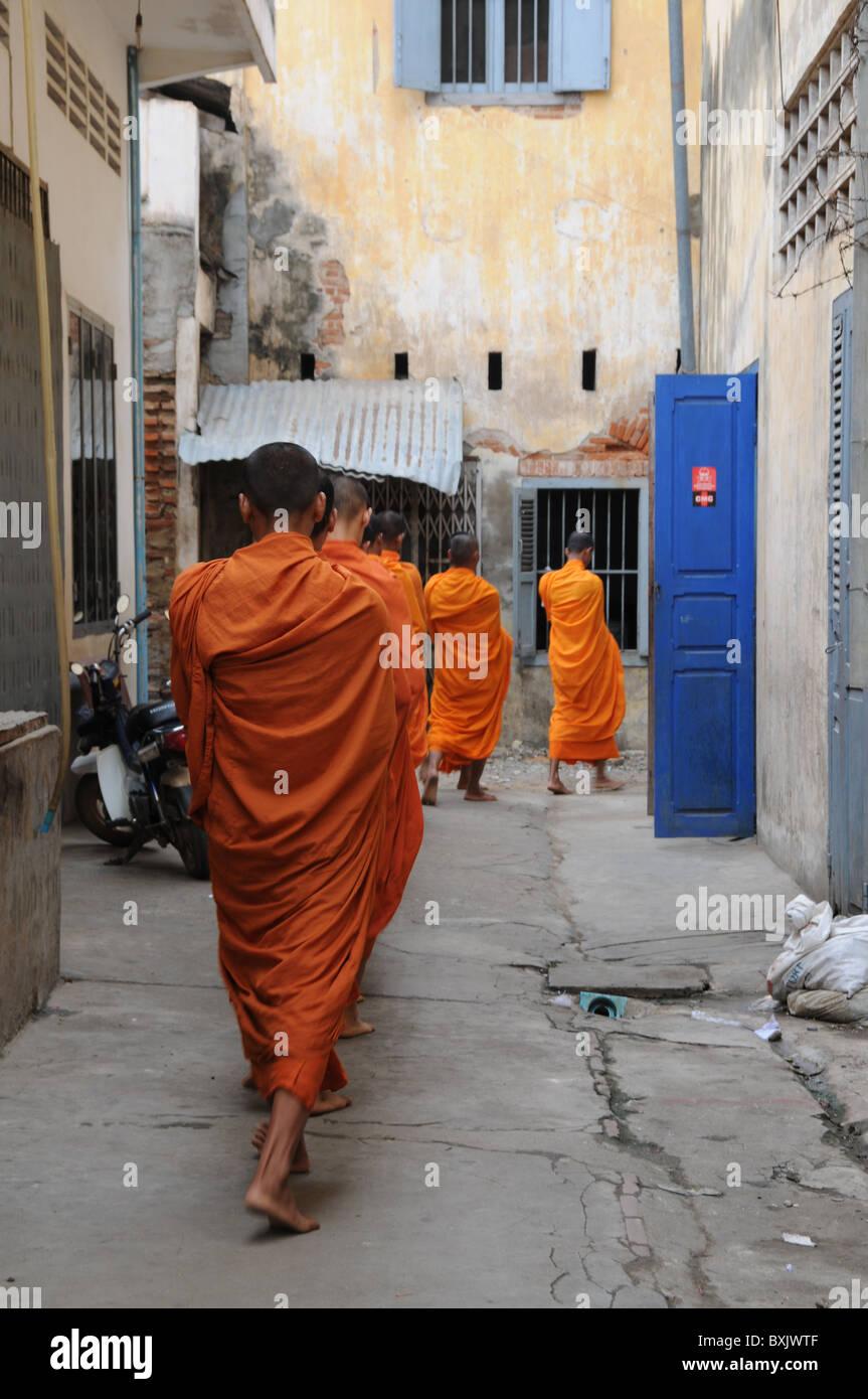 Begging Buddhist monks in Cambodia Stock Photo - Alamy