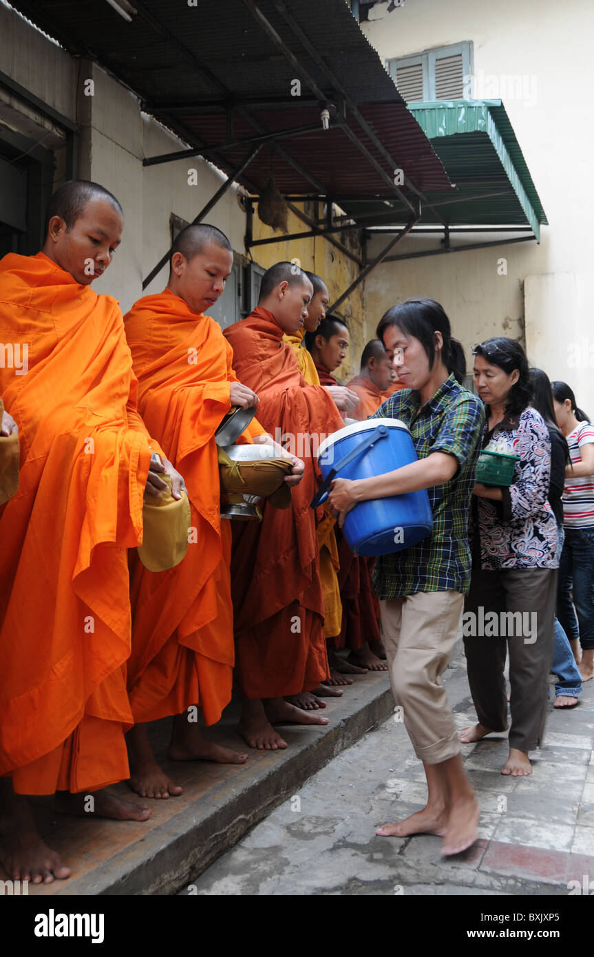 Begging Buddhist monks in Cambodia Stock Photo - Alamy