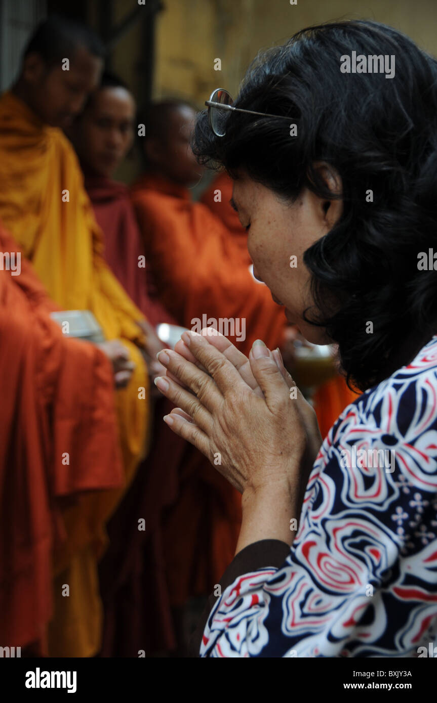 Begging Buddhist monks in Cambodia Stock Photo - Alamy