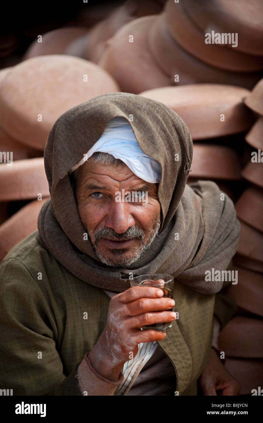 Arabic man drinking tea hi-res stock photography and images - Alamy