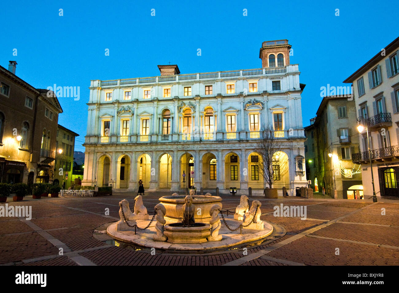 Contarini fountain, Piazza Vecchia, Bergamo, Italy Stock Photo - Alamy