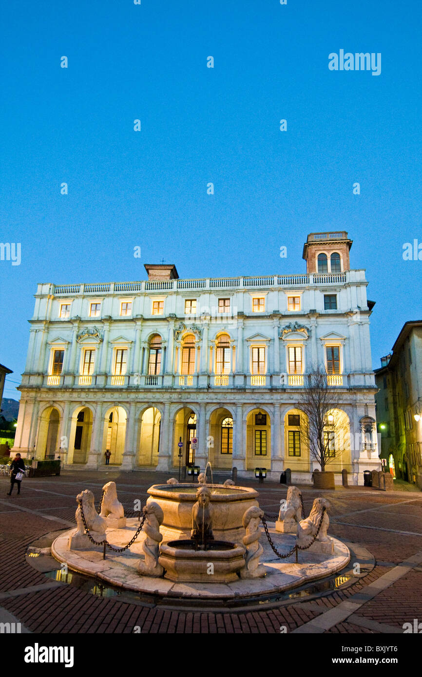 Contarini fountain, Piazza Vecchia, Bergamo, Italy Stock Photo - Alamy