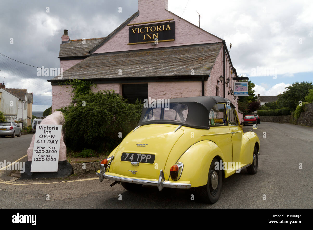 Yellow Morris Minor 1000 in front of Victoria Inn, Perranuthnoe ...