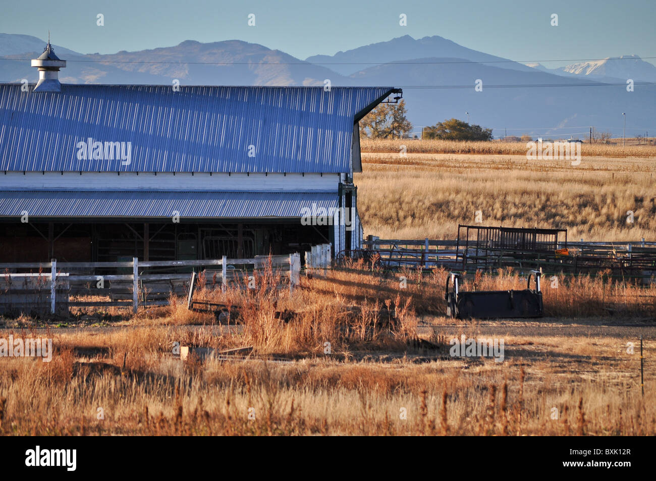 Hay barn hi-res stock photography and images - Alamy