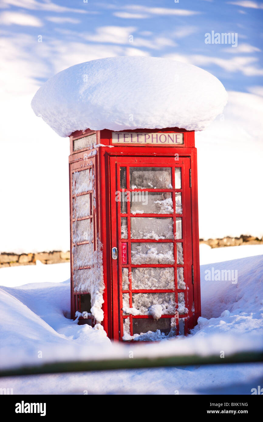 Winter scene red telephone box hi-res stock photography and images - Alamy