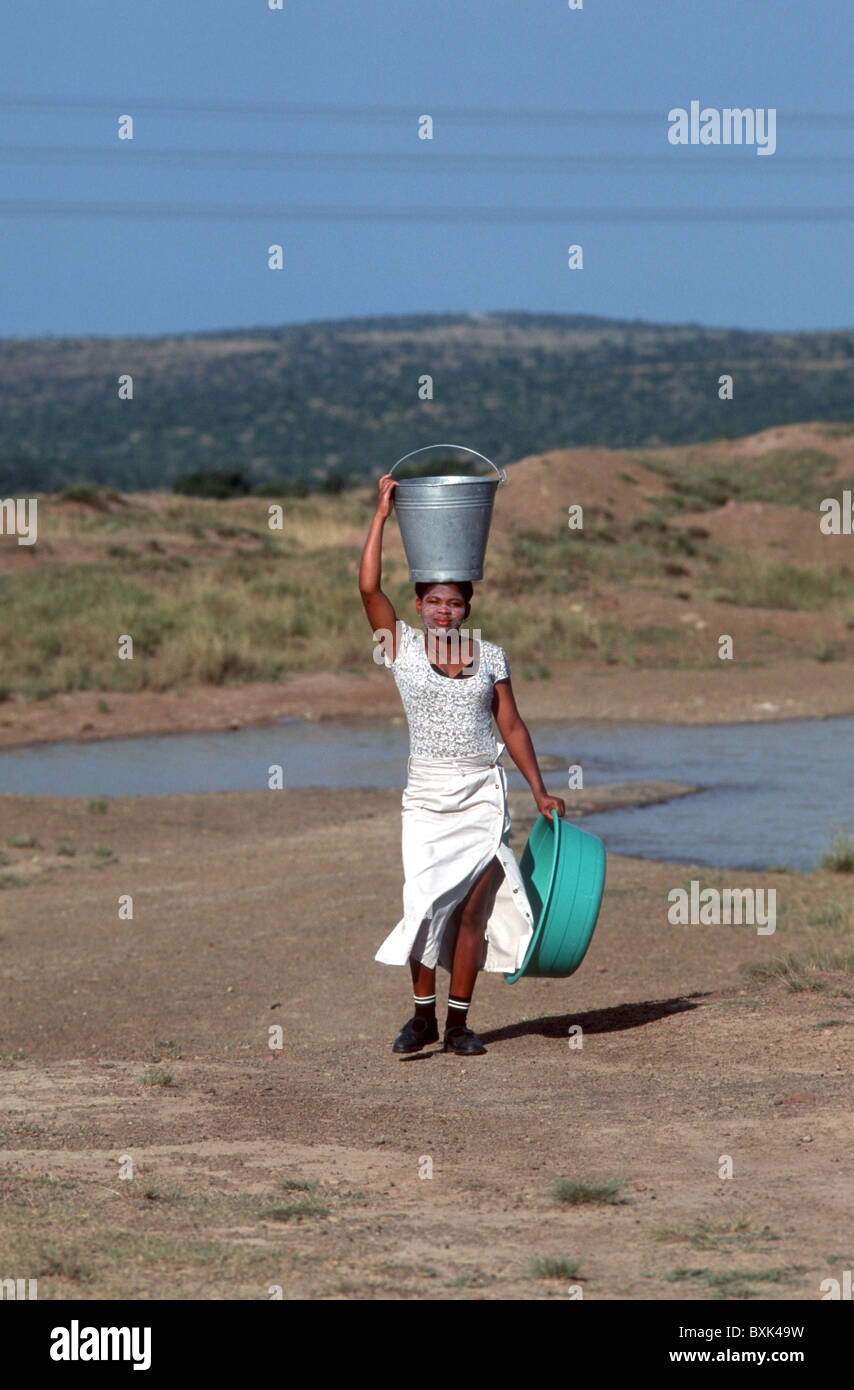 Woman fetching water from the river hi-res stock photography and images ...